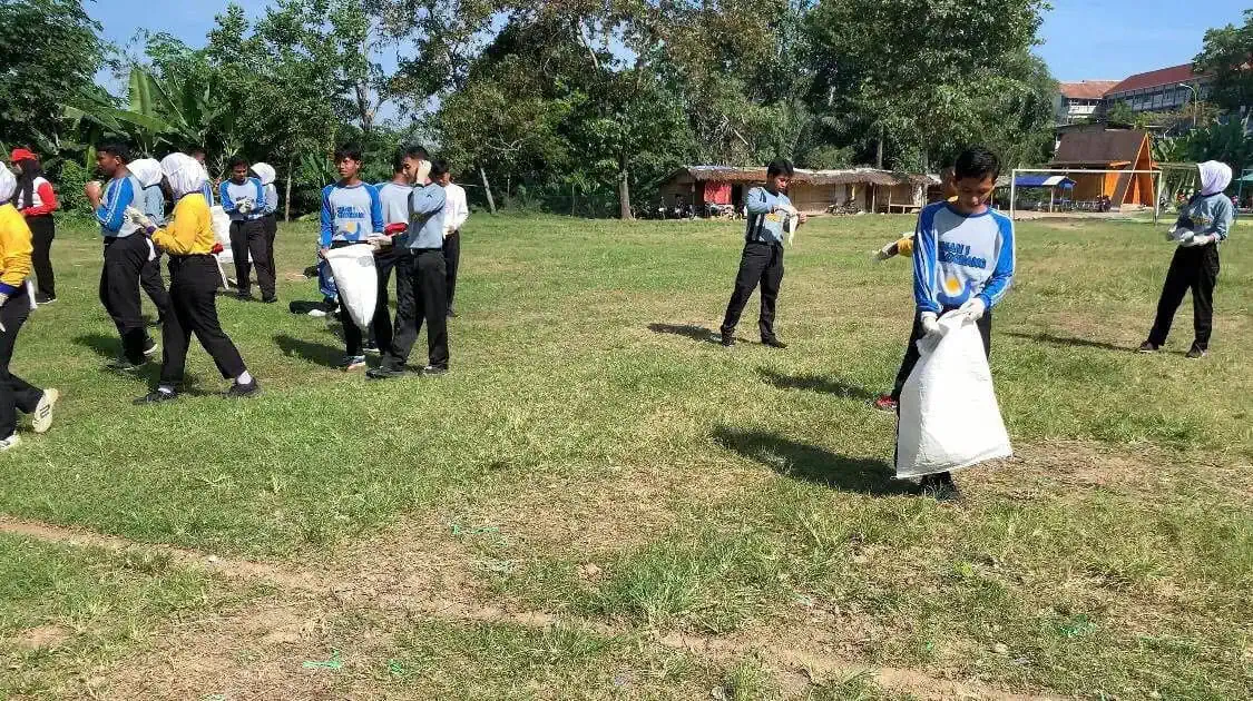 Barisan Muda Hasbi Cilograng Gagas Jum'at Bersih, Jaga Lingkungan
